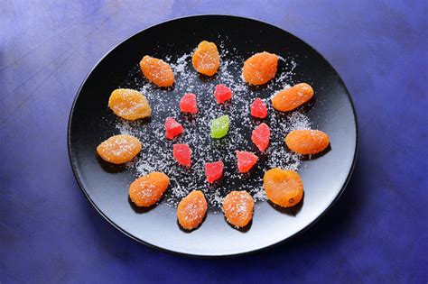 말린 살구 설탕에 절인 과일 어두운 파란색 배경 복고 스타일에 검은 접시에 설탕 0명에 대한 스톡 사진 및 기타 이미지 0명 건강한 생활방식 건강한 식생활 Istock