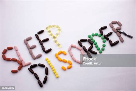 텍스트 캡션 영감 의료 건강 개념 흰색 절연된 배경 복사 공간에 알 약 캡슐 단어 수 면 장애 시즌으로 작성 된 쓰기 개념적 손 불면증에 대한 스톡 사진 및 기타 이미지