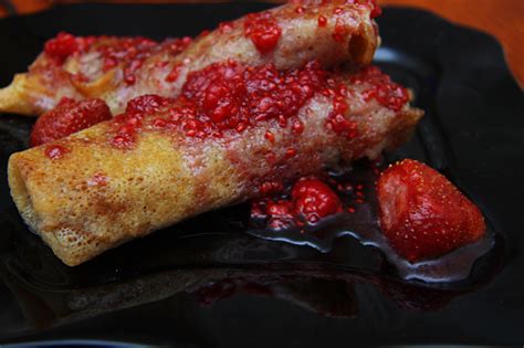 코티지 치즈와 딸기 잼으로 가득 찬 팬케이크를 검은 접시에 딸기로 말려 건강한 생활방식에 대한 스톡 사진 및 기타 이미지