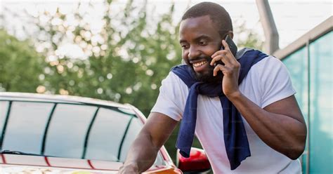 실외 셀프 서비스 스테이션에서 세차 젊은 바쁜 아프리카 남자가 노란색 극세사 천으로 빨간 차를 닦는 동안 전화를 걸고 있다 사진 Unsplash의 청소기 이미지