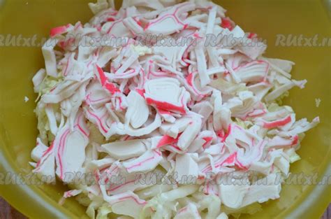 Салат с кальмарами крабовыми палочками и кукурузой 7 фото в рецепте