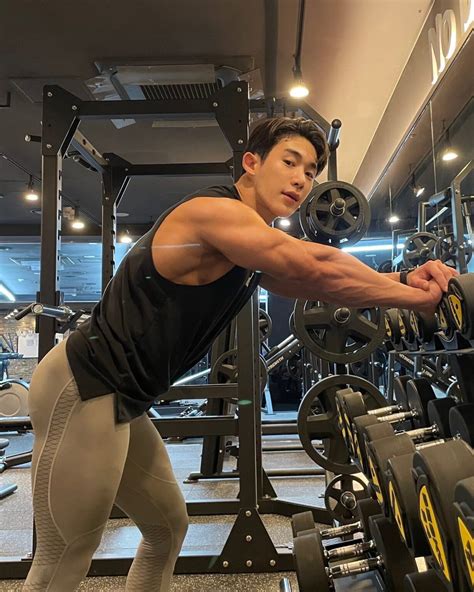 Singer Wonho Brings His Thighs To The Gym — Watch Socialite Life
