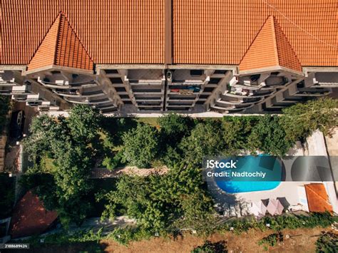 아파트 건물의 안뜰에 있는 푸른 나무 사이에 일광욕 의자가 있는 타원형 수영장 상의 View 건물 외관에 대한 스톡 사진 및 기타 이미지 Istock