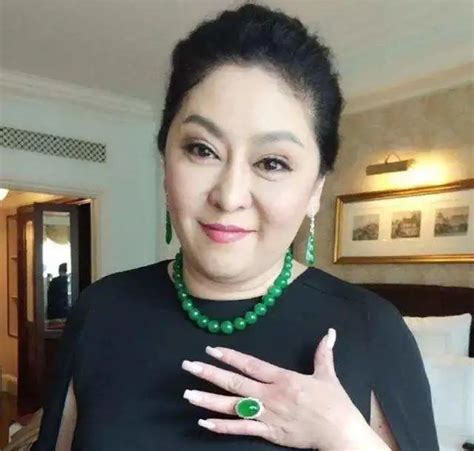 向太首播卖3亿，却被骂上热搜：她到底冤不冤？风闻