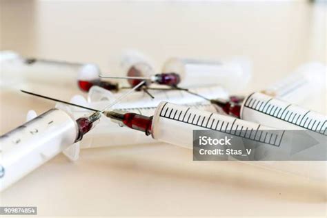 빨간색에서 액체 잔류물을 가진 주사기 하 사용된 주사 치료 약물 발생 한 주입 헤로인 마약의 준비 Opioid 전염병 건강관리와 의술에 대한 스톡 사진 및 기타 이미지