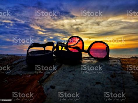 플립 플롭과 해변 배경에 선글라스와 아름 다운 일몰 보기 계절에 대한 스톡 사진 및 기타 이미지 계절 관광 노랑 Istock