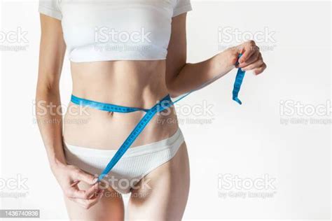 측정 테이프로 허리 둘레를 확인 하는 완벽 한 몸을 가진 젊은 여자 다이어트에 대한 스톡 사진 및 기타 이미지 다이어트 센티미터 30 34세 Istock