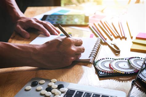 패션 디자이너 세련 된 개념 젊은 양 장점 또는 그리기 디자인 디자이너 옷에 대 한 작업을 스케치 하 고 제조 사무실 스튜디오에서 디지털 태블릿에 색상 막대를 선택 가위에