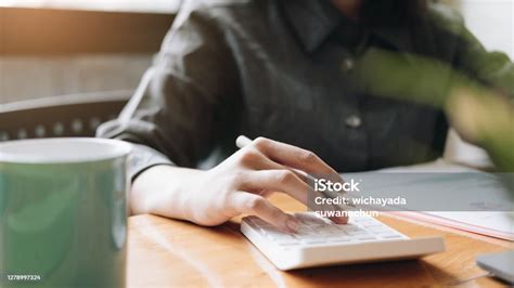 사무실 비즈니스 개념에서 비즈니스 데이터 회계 문서 및 랩톱 컴퓨터를 계산하기 위해 계산기에서 작동하는 사업가 또는 회계사 손 들고 펜을 닫습니다 개념에 대한 스톡 사진 및