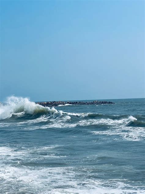 바위 해안선에 부딪히는 강력한 바다 파도 · 무료 스톡 사진