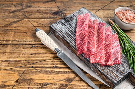 높은 대리석 질감과 와규 A5 쇠고기의 프리미엄 희귀 슬라이스 나무 배경 맨 위 보기입니다 복사 공간 야키니쿠에 대한 스톡 사진 및 기타 이미지 Istock