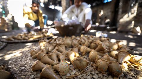 بالصور صناعة حلوى الجلّاب في صعيد مصر • نون بوست