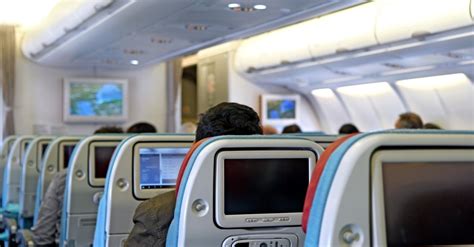 avion une hôtesse de l air répond aux questions que se posent le plus