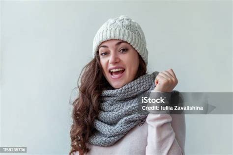 흰색 배경에 고립 된 따뜻한 옷 모자와 스카프를 입고 웃는 소녀 개념에 대한 스톡 사진 및 기타 이미지 개념 건강한 생활방식 겨울 Istock