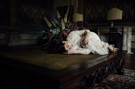 Experiment 12 Photographers Were Given 15 Minutes Flowers And A Model In The Same Villa