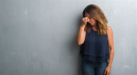 중세 스페인 여자 회색 그런 지 벽 바르고 코와 눈 피로 두통 느낌 피곤된 서 스트레스와 좌절 개념입니다 갈색 머리에 대한 스톡 사진 및 기타 이미지 Istock