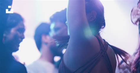 파티에서 춤을 추는 한 무리의 사람들 사진 Unsplash의 무료 나이트 클럽 이미지