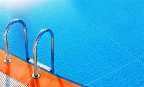 چگونه آب استخر را تصفیه و زلال کنیم؟ ساده ترین روش گروه صنعتی هفت