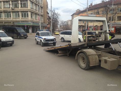 Куриоз Полицейска кола аварира на възлово кръстовище във Враца снимки