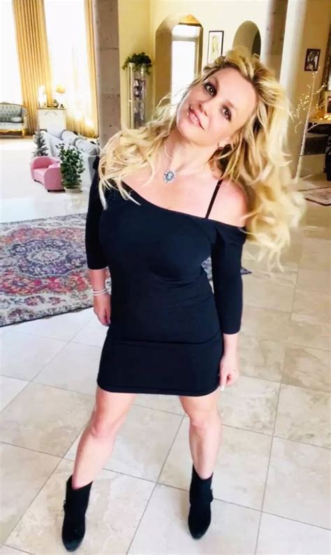 After Pregnancy Announcement Britney Spears Flaunts Her Toned Body In