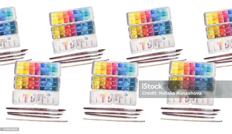 상자 수채화 여러 가지 빛깔의 페인트와 흰색 배경에 브러시가 있는 이음매 없는 테두리 아티스트 팔레트 스케치북이나 색칠하기 책의 패턴입니다 스티커 또는 엽서의 테두리 벽지