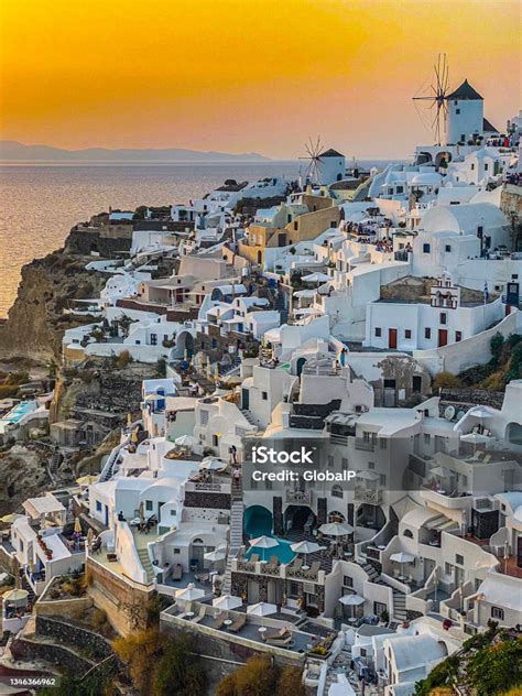 일몰 여행 배경 산토리니 테라 그리스에 있는 에게 해의 산토리니 섬의 전통적인 흰색 건축물과 풍차가 있는 오이아 마을의 탁 트인 전경 산토리니에 대한 스톡 사진 및 기타