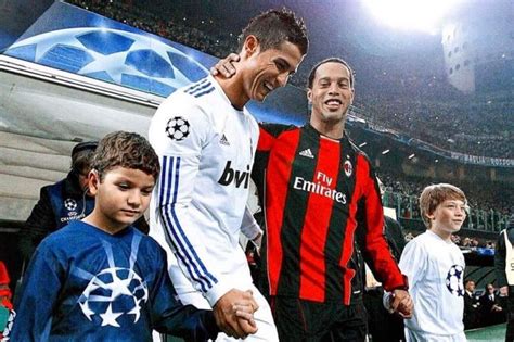 عکس؛ وقتی رونالدو و رونالدینیو به مصاف هم رفتند فوتبالی