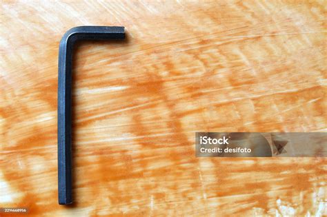 거칠고 약간 먼지가 많은 수직 아크릴 배경 위에 갈색 목재 바니시 또는 지저분한 브러시 스트로크가 있는 에폭시 수지 페인트로