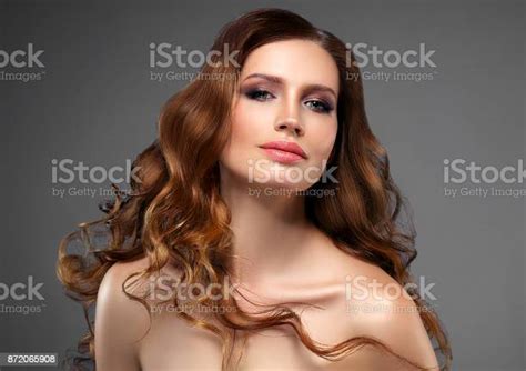 어두운 배경 위에 아름 다운 머리 여자 아름다움 피부 초상화 오랫동안 아름 다운 건강 한 머리 모델 여자 재고 이미지입니다 건강관리와 의술에 대한 스톡 사진 및 기타 이미지