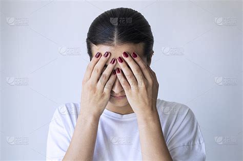 小女孩用手捂着脸