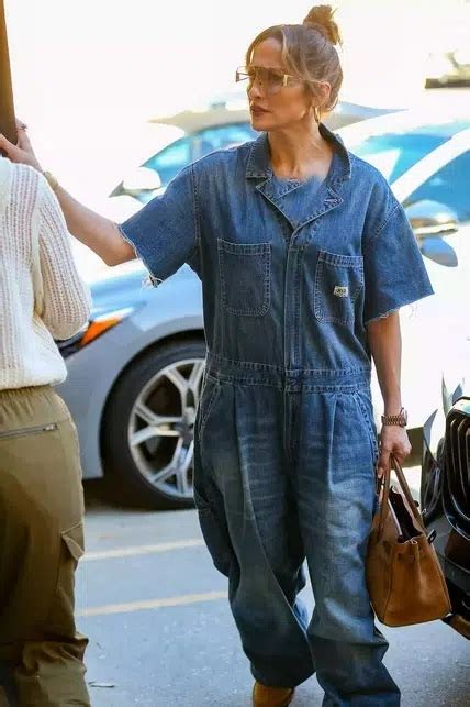 جنیفر لوپز با یک اورال جین گشاد در خیابان دیده شد عکس