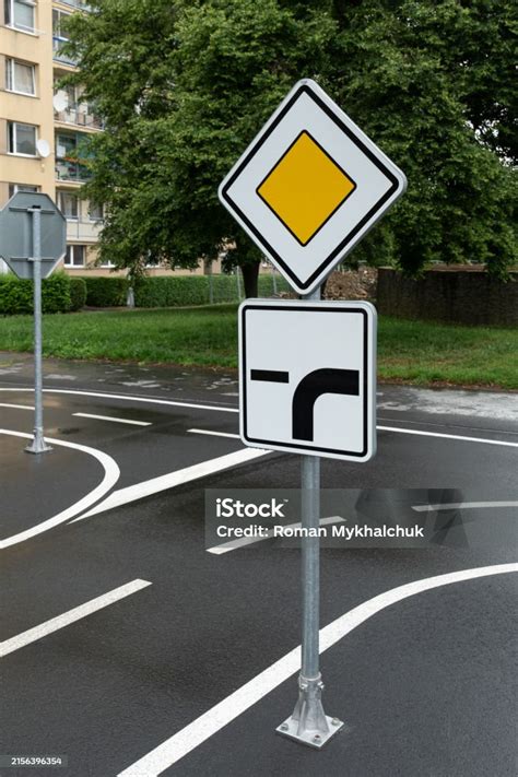 어린이 놀이터는 표지판이 있는 미니 도로로 설계되어 놀이를 통해 교통 및 교통 규칙과 안전을 가르칩니다 유럽 프라하에 위치하고 있습니다 거리에 대한 스톡 사진 및 기타