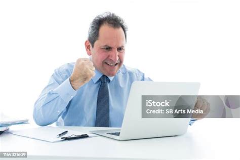 화가 좌절 중년 사업가는 성인 인식및 기술의 사용 초과 근무 흰색 배경에 고립 된 직장 개념에서 스트레스에 노트북화가 책상에서