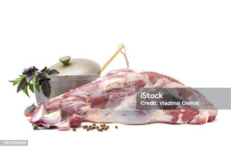 흰색 고립 된 배경에 뼈에 양고기의 원시 다리 양 고기 클로즈업 양고기의 신선한 조각 가로 보기입니다 고기에 대한 스톡 사진 및 기타 이미지 Istock