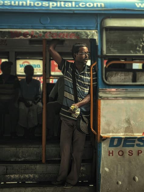귀여운 남자 대중교통 도시 도시들 뒷모습 버스 애정 어깨에 머리를 기대다 여성 커플 통근하는 피곤한에 관한 무료 스톡 사진