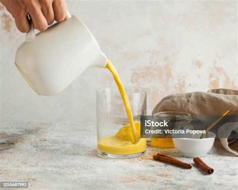 더 나은 수면을 위한 달 우유 계피와 심 황 황금 우유 달 우유는 유리에 용기에서 부어 가루로 빻은에 대한 스톡 사진 및 기타 이미지 가루로 빻은 강황 개념 Istock