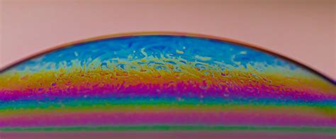 매크로 비누 거품의 생생한 무지개 색상은 가벼운 돔 세척점과 세제 거품 아래에서 사이키델릭 패턴을 만듭니다 강렬하고 밝은 색상에 대한 스톡 사진 및 기타 이미지 Istock