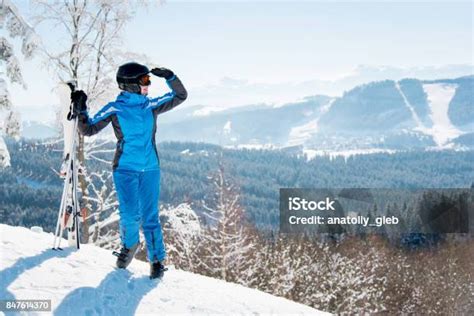 겨울 스키 리조트 Bukovel Copyspace 멀리 보고 산에서 멋진 경치를 즐기는 여자 스키의 전체 길이 총 가루눈에 대한 스톡 사진 및 기타 이미지 Istock