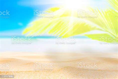 보케 태양 빛 파도 추상적 인 배경열대 해변에 아름다운 자연 녹색 야자수 잎을 흐리게 여름 휴가 및 비즈니스 여행 개념의 공간을 복사합니다 빈티지 톤 필터 효과 색상 스타일