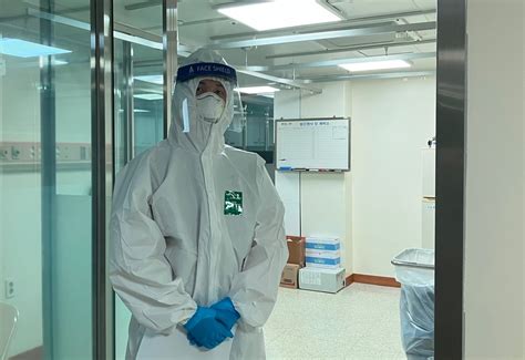 진료실 밖으로 나간 후배들 보며 펜 든 의사의 한 마디