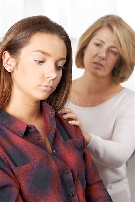 Mãe Preocupada Com A Infeliz Filha Adolescente Foto De Stock Imagem