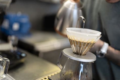 드립 필터 커피를 추출하기 위해 여과된 볶은 커피콩과 분쇄된 커피콩에 물을 붓는 방법 갈색에 대한 스톡 사진 및 기타 이미지