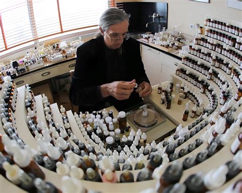 Sniff 스니프 L 감각적인 향수 뉴스👃🏻 광고 무려 800년의 역사를 지닌 산타마리아노벨라 Santamarianovella 가 새로운 향수 ‘아쿠아 오 드 퍼퓸