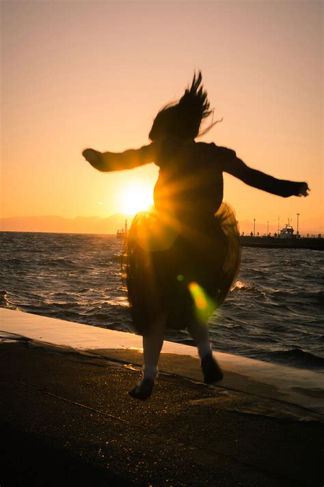 무료 이미지 여자 People In Nature 점프하는 하늘 물 일몰 장난 행복 해돋이 백라이팅 바다 수평선 태양 실루엣 휴가 대양 바닷가
