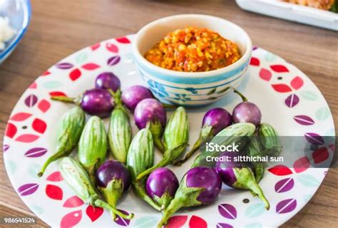 매운 고추와 마늘과 Shallots 컵에 소금 양념 혼합 보라색과 녹색 야채와 함께 스틱 흰 꽃의 집합입니다 태국에서 아시아