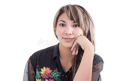 Девушка представляя с рукой на ее стороне Стоковое Изображение изображение насчитывающей