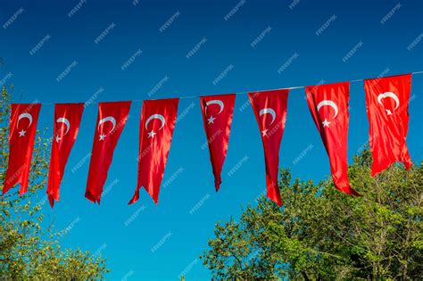 Турецкие национальные флаги с белой звездой и луной в небе Премиум Фото