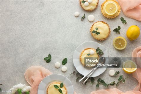 감귤류와 테이블에 레몬 파이 전통적인 프랑스 달콤한 페이스트리 타르트 레몬 크림과 맛있는 식욕을 돋우는 홈 메이드 디저트 공간 클로즈업을 복사합니다 맨 위 보기 감귤류