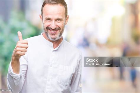중 년 행복 엄지손가락 손으로 제스처를 하 고 격리 된 배경 위에 노인의 수석 남자 승인 성공을 보여주는 카메라를 보고 하는 식 긍정적인 감정 표현에 대한 스톡 사진 및