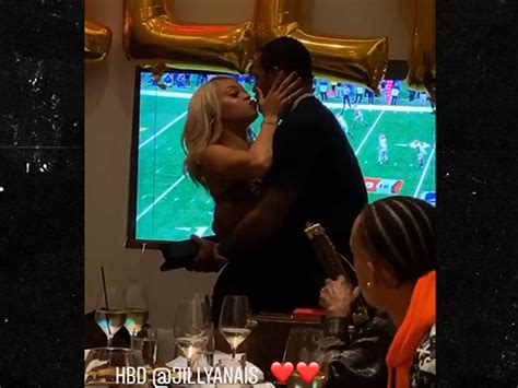 Ricki Lake Buzzes Head Reveals Struggle With Hair Loss And Depression